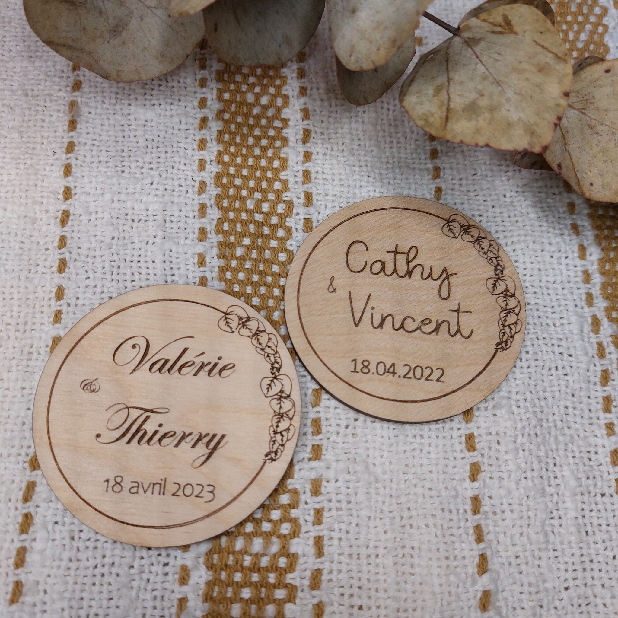 Magnet rond en bois, cadeau invité modèle Eucalyptus – REVEDESBOIS