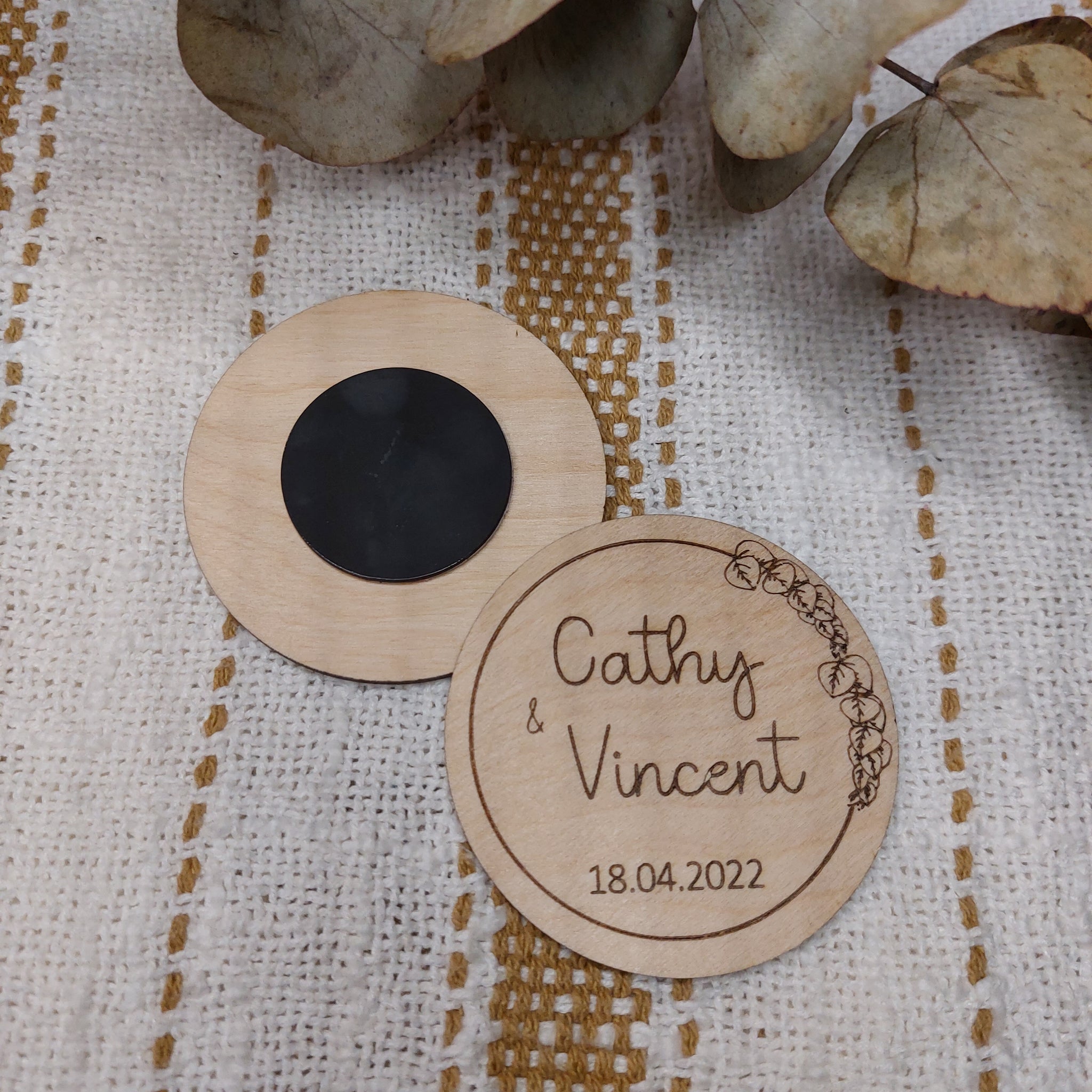 Magnet rond en bois, cadeau invité modèle Eucalyptus – REVEDESBOIS