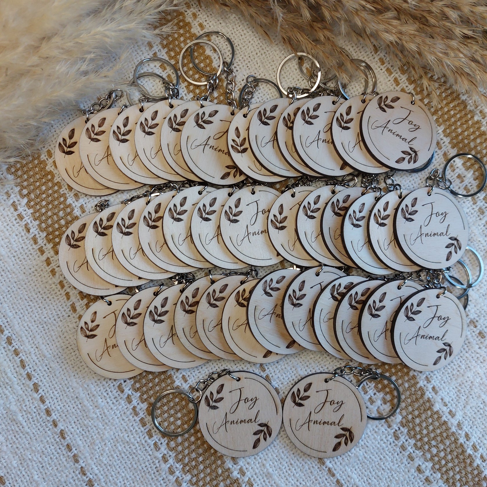 Porte clé en bois rond, cadeau invité mariage Modèle Feuilles – REVEDESBOIS